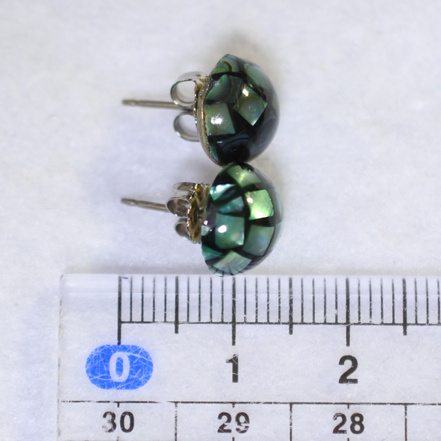 モザイクシェルのスタッドピアス（ブラック系・10mm・チタンポスト） | iichi 日々の暮らしを心地よくするハンドメイドやアンティークのマーケットプレイス