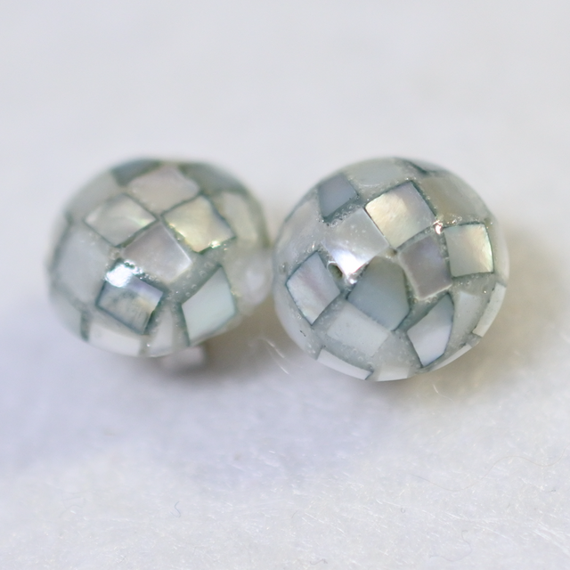 モザイクシェルのスタッドピアス（グレー系・10mm・チタンポスト） | iichi 日々の暮らしを心地よくするハンドメイドやアンティークのマーケットプレイス