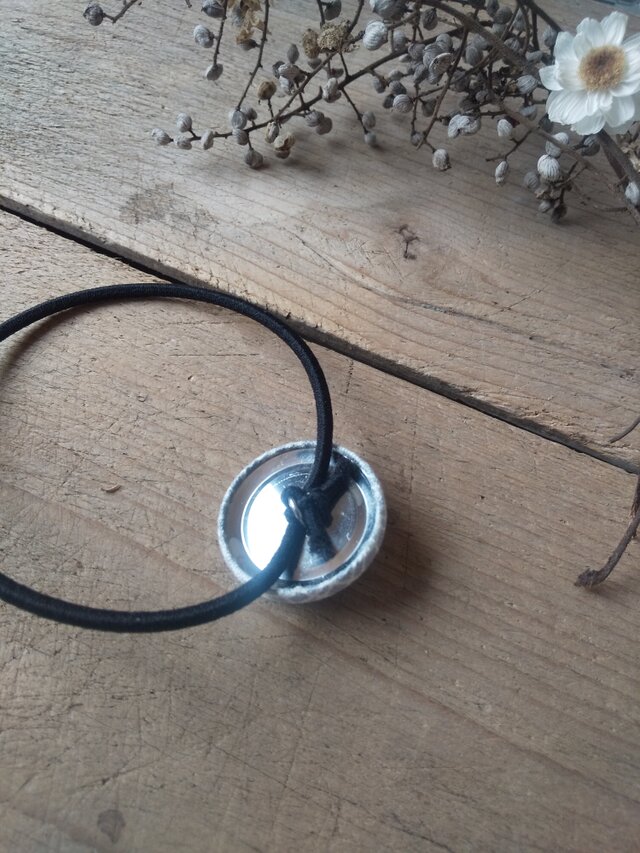 くるみボタンヘアゴム | iichi 日々の暮らしを心地よくするハンドメイドやアンティークのマーケットプレイス