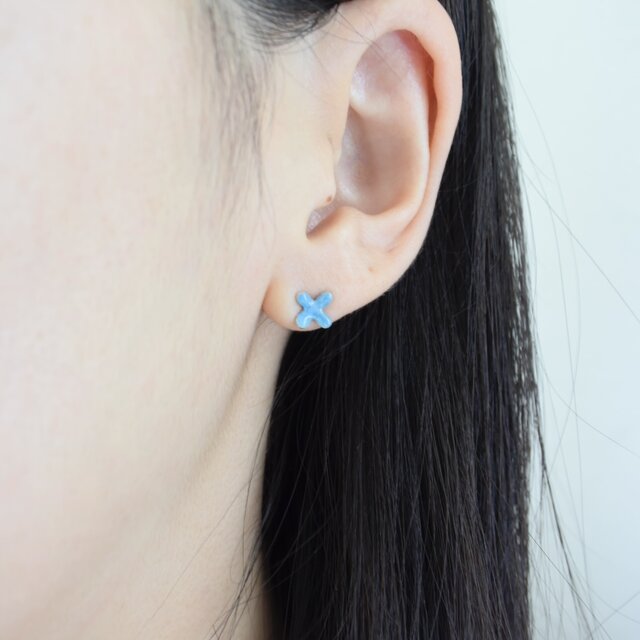 野花のシングルピアス ブルー | iichi 日々の暮らしを心地よくするハンドメイドやアンティークのマーケットプレイス