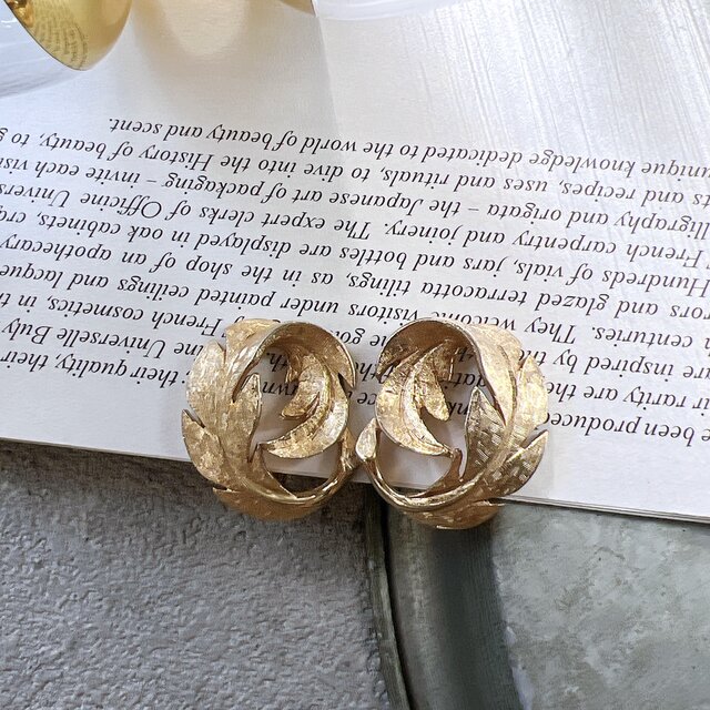 YM163-【 Monet 】モネ・ヴィンテージイヤリング 1950s Gold Tone Leaf Swirl | iichi 日々の暮らしを心地よくするハンドメイドやアンティークの ...