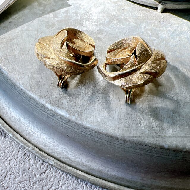 YM163-【 Monet 】モネ・ヴィンテージイヤリング 1950s Gold Tone Leaf Swirl | iichi 日々の暮らしを心地よくするハンドメイドやアンティークの ...