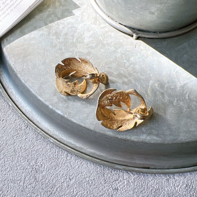 YM163-【 Monet 】モネ・ヴィンテージイヤリング 1950s Gold Tone Leaf Swirl | iichi 日々の暮らしを心地よくするハンドメイドやアンティークの ...