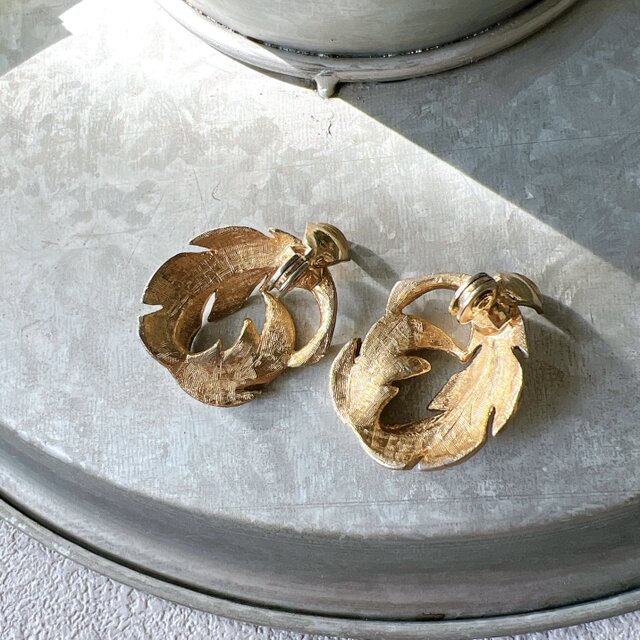 YM163-【 Monet 】モネ・ヴィンテージイヤリング 1950s Gold Tone Leaf Swirl | iichi 日々の暮らしを心地よくするハンドメイドやアンティークの ...