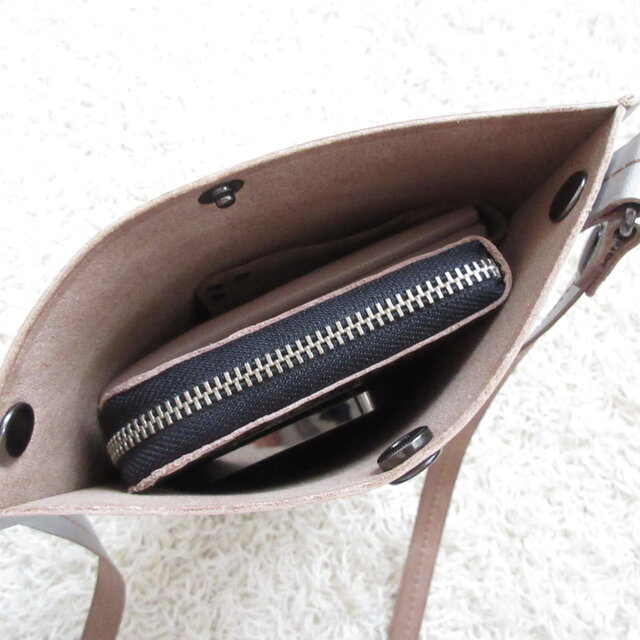 SALE開始～ 《牛革》シンプルサコッシュ・タテ型・スムース・パールベージュ・0174 | iichi 日々の暮らしを心地よくするハンドメイドやアンティークのマーケットプレイス