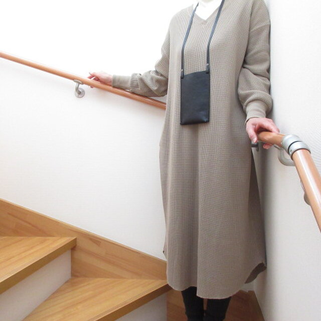 SALE開始～ 《牛革》スマートにスマホを持ち歩こう♪シンプル・スマホショルダー・ポーチ・フラットタイプ・ブラック・074 | iichi 日々の暮らしを心地よくするハンドメイドやアンティーク ...