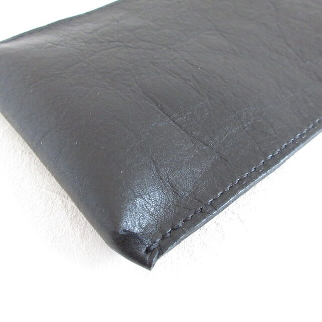 SALE開始～ 《牛革》スマートにスマホを持ち歩こう♪シンプル・スマホショルダー・ポーチ・フラットタイプ・ブラック・074 | iichi 日々の暮らしを心地よくするハンドメイドやアンティーク ...