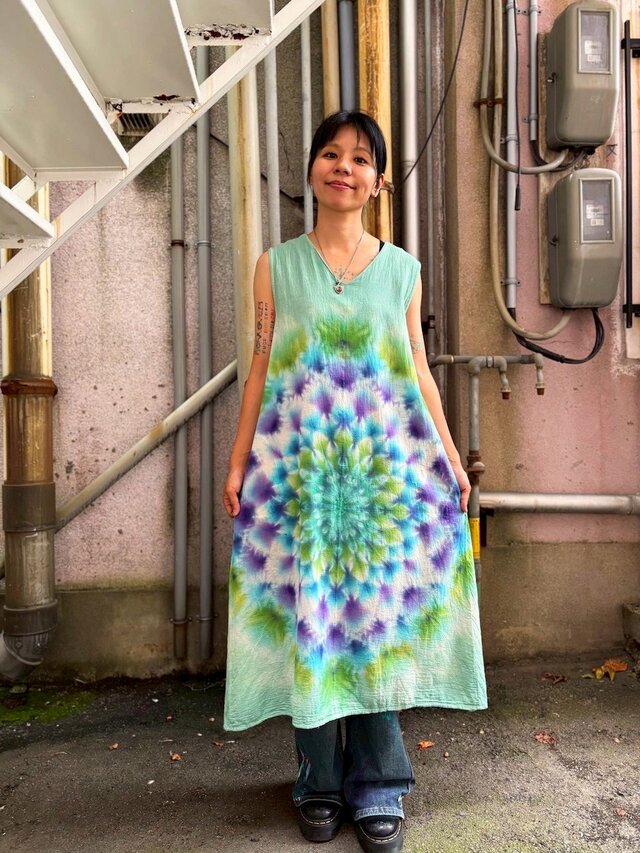 タイダイ ノースリーブワンピース 幻想的な大曼荼羅 千草色 HD24-86 | iichi 日々の暮らしを心地よくするハンドメイドやアンティークのマーケットプレイス