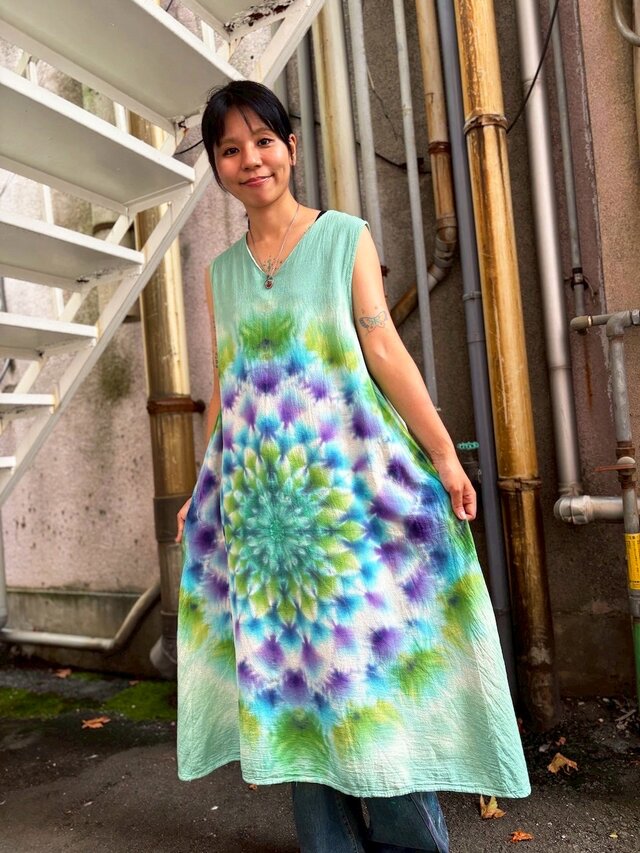 タイダイ ノースリーブワンピース 幻想的な大曼荼羅 千草色 HD24-86 | iichi 日々の暮らしを心地よくするハンドメイドやアンティークのマーケットプレイス