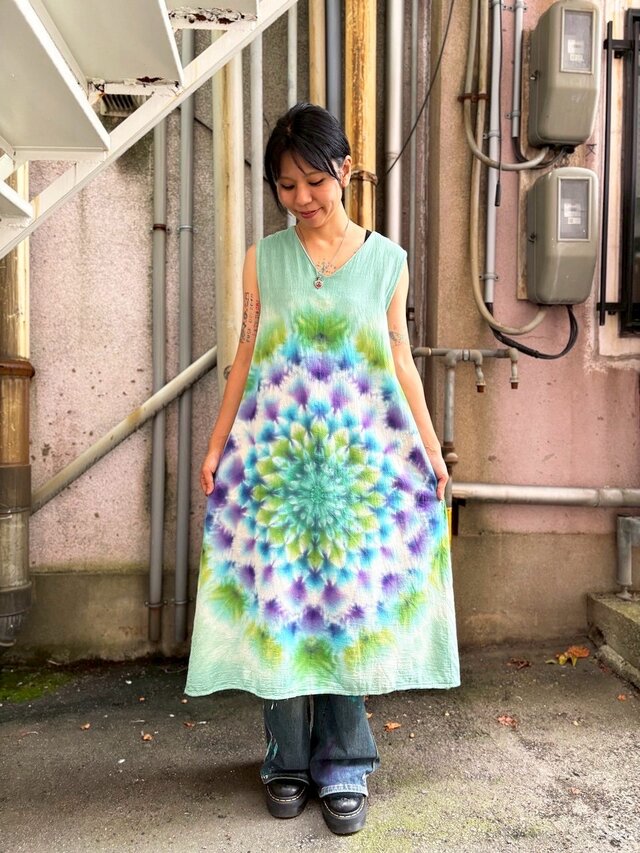 タイダイ ノースリーブワンピース 幻想的な大曼荼羅 千草色 HD24-86 | iichi 日々の暮らしを心地よくするハンドメイドやアンティークのマーケットプレイス