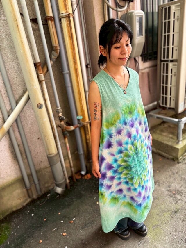 タイダイ ノースリーブワンピース 幻想的な大曼荼羅 千草色 HD24-86 | iichi 日々の暮らしを心地よくするハンドメイドやアンティークのマーケットプレイス