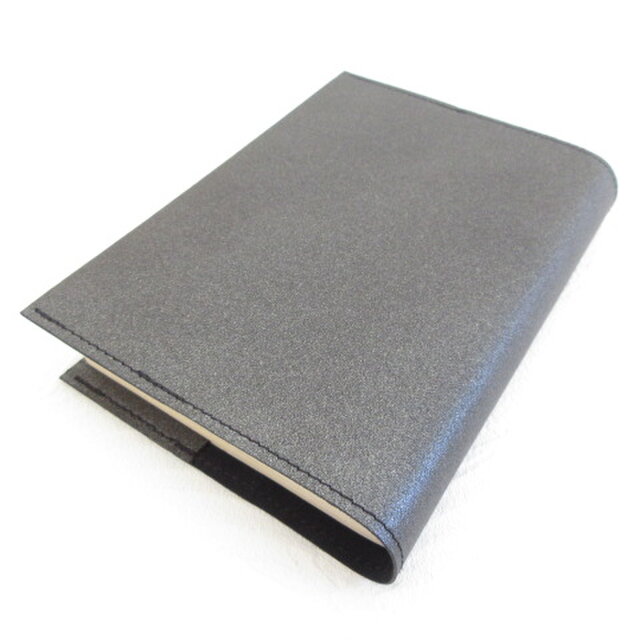 文庫本サイズ対応《ピッグスキン》一枚革のブックカバー・0737 | iichi 日々の暮らしを心地よくするハンドメイドやアンティークのマーケットプレイス