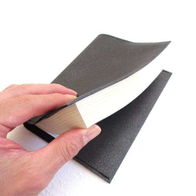 文庫本サイズ対応《ピッグスキン》一枚革のブックカバー・0737 | iichi 日々の暮らしを心地よくするハンドメイドやアンティークのマーケットプレイス