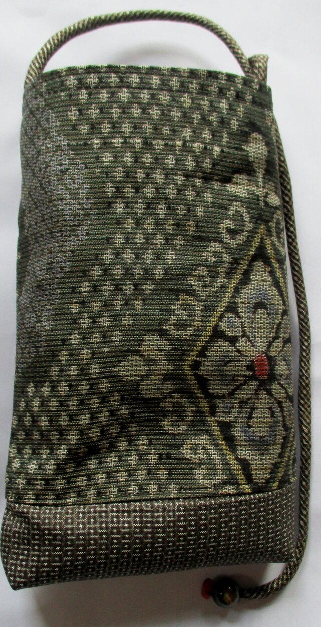 8416 大島紬の着物で作ったスマホポーチ＃送料無料 | iichi 日々の暮らしを心地よくするハンドメイドやアンティークのマーケットプレイス