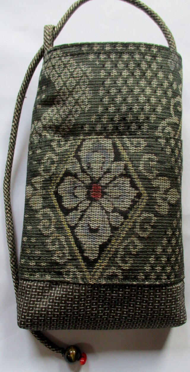 8416 大島紬の着物で作ったスマホポーチ＃送料無料 | iichi 日々の暮らしを心地よくするハンドメイドやアンティークのマーケットプレイス