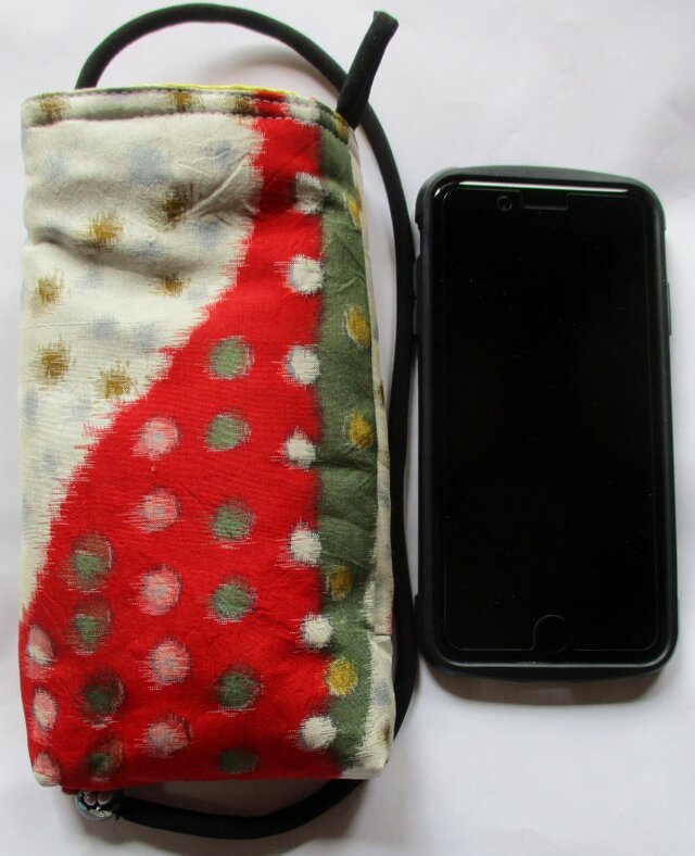 8417 刺繡入りの振袖で作ったスマホポーチ | iichi 日々の暮らしを心地よくするハンドメイドやアンティークのマーケットプレイス