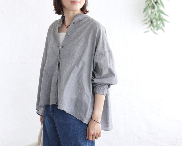 軽い着心地でさらりと羽織れる 千鳥格子コットン バンドカラーブラウス TP11 | iichi 日々の暮らしを心地よくするハンドメイドやアンティークのマーケットプレイス