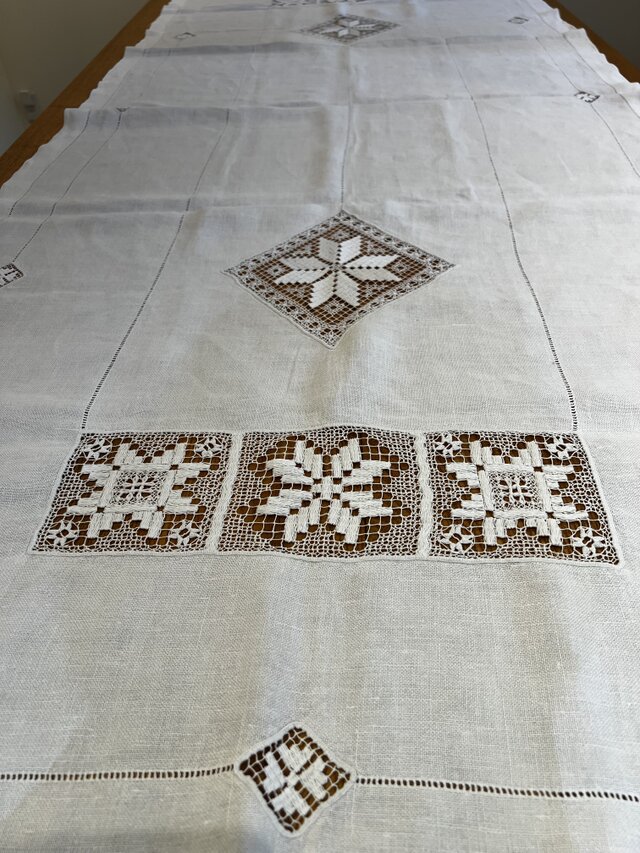 綿麻刺繍テーブルランナー A | iichi 日々の暮らしを心地よくするハンドメイドやアンティークのマーケットプレイス