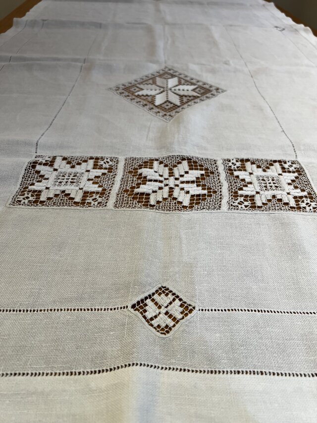 綿麻刺繍テーブルランナー A | iichi 日々の暮らしを心地よくするハンドメイドやアンティークのマーケットプレイス