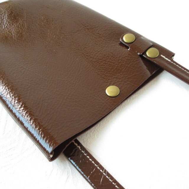 SALE開始～ 《牛革》2WAY～スリムサコッシュ・エナメルシュリンク・ダークブラウン・024 | iichi 日々の暮らしを心地よくするハンドメイドやアンティークのマーケットプレイス