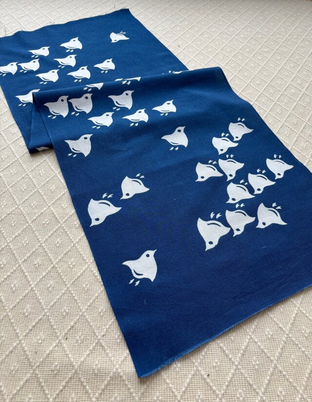 天然藍の型染め手拭い 千鳥 | iichi 日々の暮らしを心地よくするハンドメイドやアンティークのマーケットプレイス