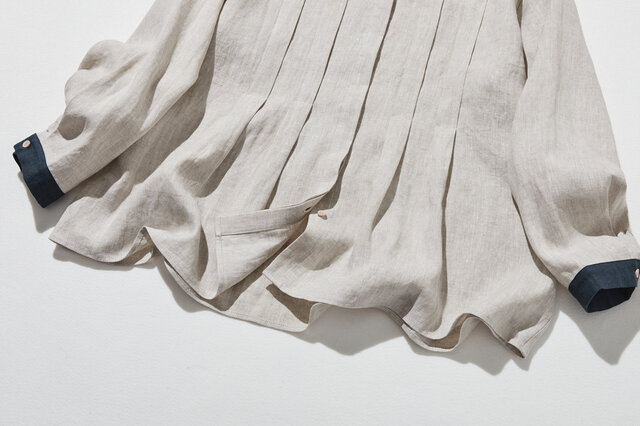 シンプルだけど、どこか特別 プリーツ加工シャツブラウス リネン100％シャツ 250915-1 | iichi 日々の暮らしを心地よくする ...