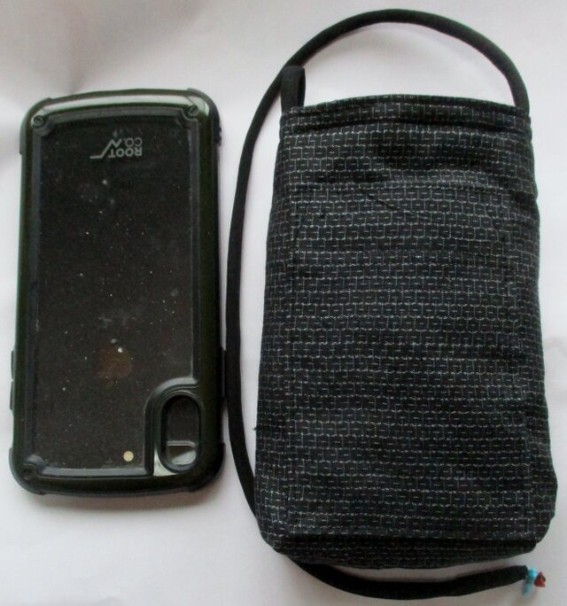 8425 長襦袢で作ったスマホポーチ＃送料無料 | iichi 日々の暮らしを心地よくするハンドメイドやアンティークのマーケットプレイス