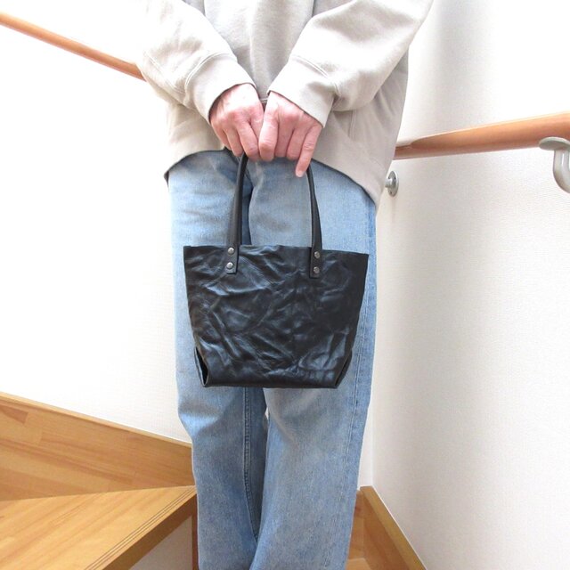 SALE開始～ ぷっくり三角マチ♪《牛革》底マチワイドミニトート・ウォッシャブル・ブラック・0611 | iichi 日々の暮らしを心地よくするハンドメイドやアンティークのマーケットプレイス