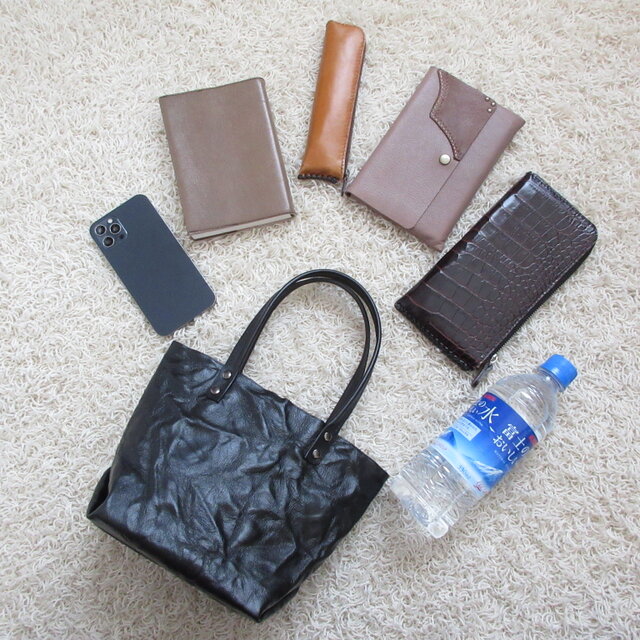 SALE開始～ ぷっくり三角マチ♪《牛革》底マチワイドミニトート・ウォッシャブル・ブラック・0611 | iichi 日々の暮らしを心地よくするハンドメイドやアンティークのマーケットプレイス