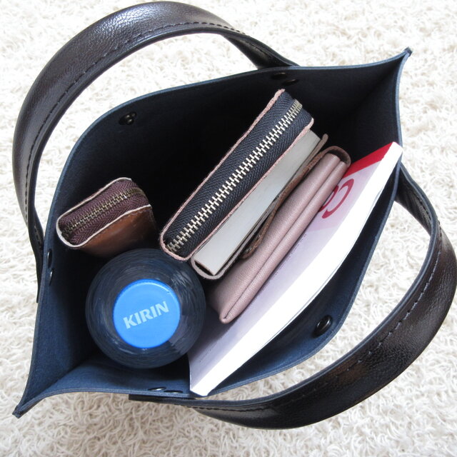 新サイズ♪《牛革》底マチワイド・ショートハンドル・ミニトート・ダークネイビー・ヘアライン加工・0608 | iichi 日々の暮らしを心地よくするハンドメイドやアンティークのマーケットプレイス