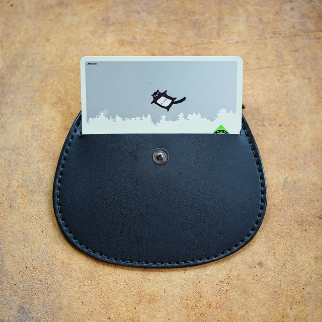 【NEW】本革ねこパスケース（黒） | iichi 日々の暮らしを心地よくするハンドメイドやアンティークのマーケットプレイス