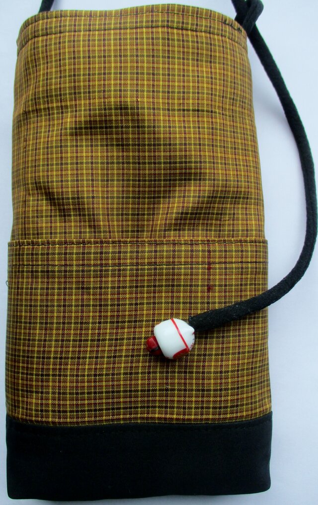 8427 着物で作ったスマホポーチ＃送料無料 | iichi 日々の暮らしを心地よくするハンドメイドやアンティークのマーケットプレイス