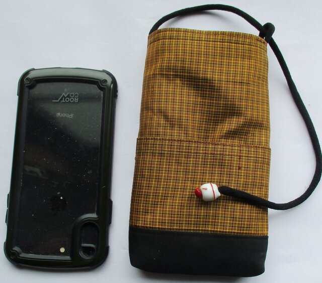 8427 着物で作ったスマホポーチ＃送料無料 | iichi 日々の暮らしを心地よくするハンドメイドやアンティークのマーケットプレイス