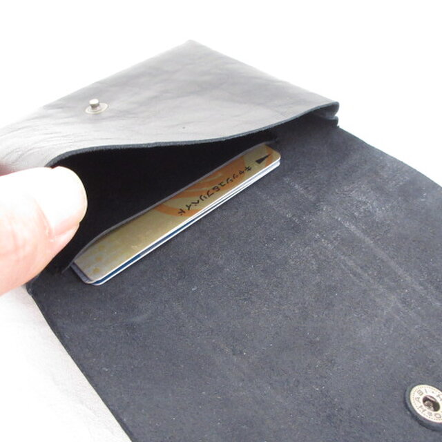 【アウトレットライン】B7対応パスポートケース《ゴートスキン》ブラック・カードポケット付き・0165 | iichi 日々の暮らしを心地よくするハンドメイドやアンティークのマーケットプレイス