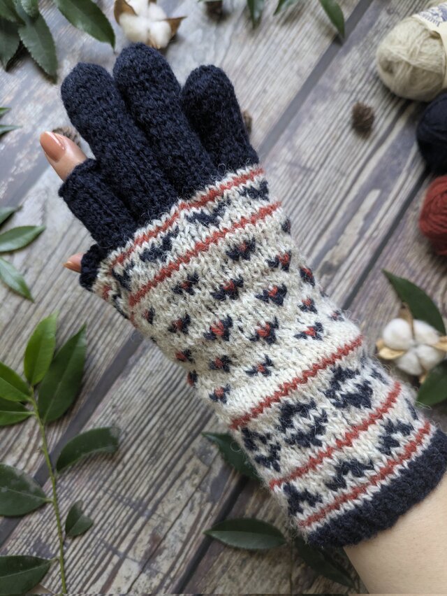 冬の休日〜紺と赤と白のラトビア模様の5本指手袋 | iichi 日々の暮らしを心地よくするハンドメイドやアンティークのマーケットプレイス