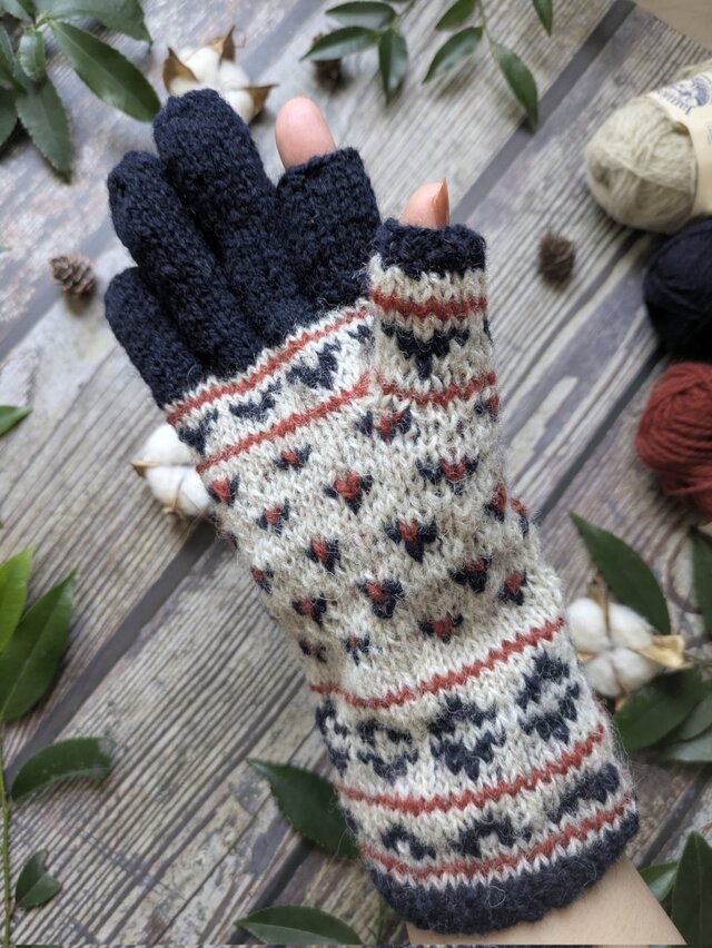 冬の休日〜紺と赤と白のラトビア模様の5本指手袋 | iichi 日々の暮らしを心地よくするハンドメイドやアンティークのマーケットプレイス