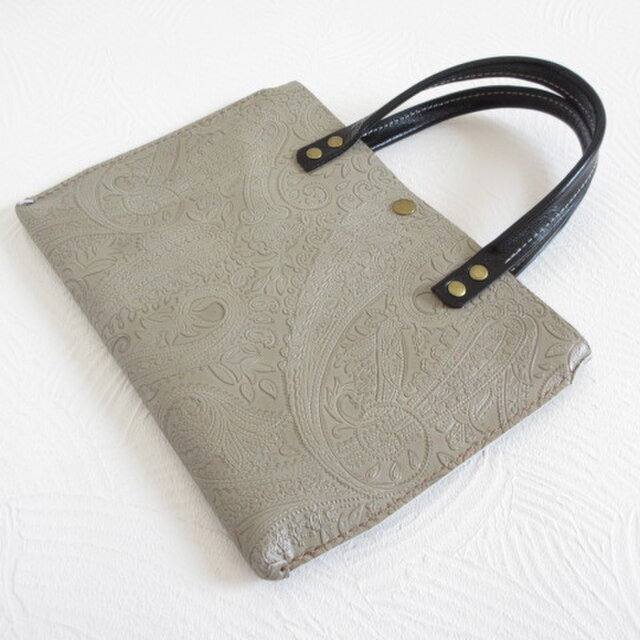 SALE開始～ バッグインにもピッタリ♪《牛革》フラットミニマルトート・ペイズリー・モスグレー・0497 | iichi 日々の暮らしを心地よくするハンドメイドやアンティークのマーケットプレイス