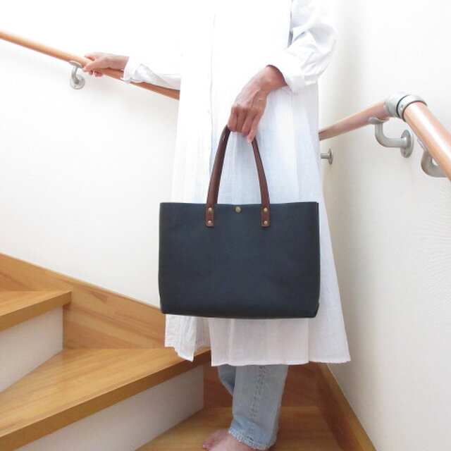 たっぷり収納♪《牛革》A4対応・三角マチヨコ型トート・シュリンク・ネイビー・0527 | iichi 日々の暮らしを心地よくするハンドメイドやアンティークのマーケットプレイス