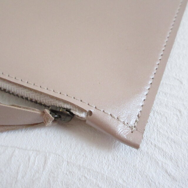 SALE開始～ 《ゴートスキン》A6対応・フラットファスナーケース・パールベージュ・0334 | iichi 日々の暮らしを心地よくするハンドメイドやアンティークのマーケットプレイス