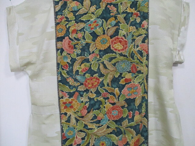 8430 花柄の着物で作ったベスト ＃送料無料 | iichi 日々の暮らしを心地よくするハンドメイドやアンティークのマーケットプレイス