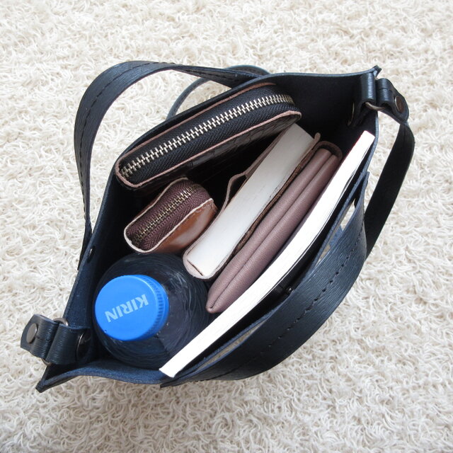 サックっと持てる♪《牛革》2WAYショルダーバッグ・ダークネイビー・ヘアライン加工・0156 | iichi 日々の暮らしを心地よくするハンドメイドやアンティークのマーケットプレイス