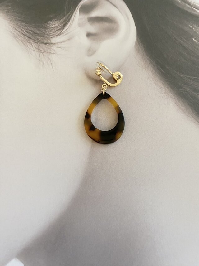 ソフトタッチ痛みなくしっかりとホールドのイヤリング！べっ甲風Drop | iichi 日々の暮らしを心地よくするハンドメイドやアンティークのマーケットプレイス