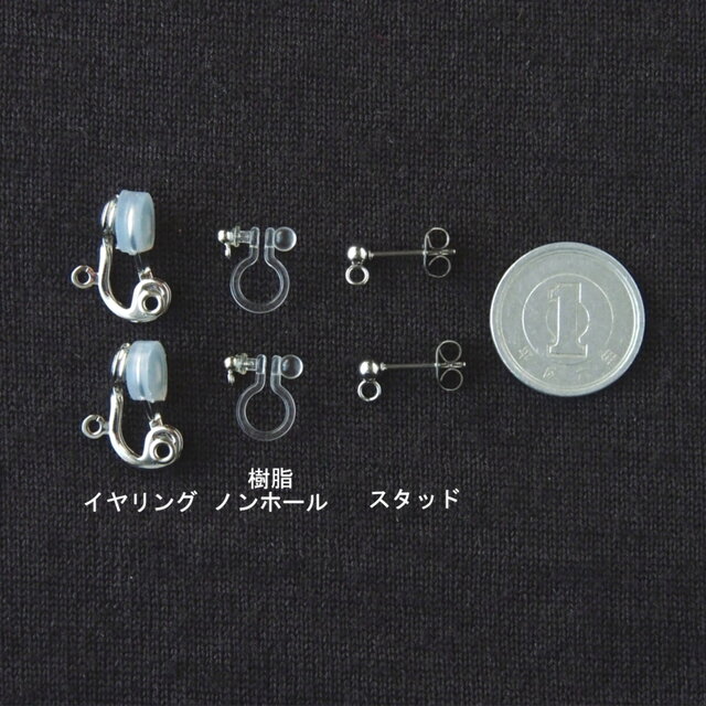 Black Shine Pierce（ブラックシェル×ブラックスピネル） | iichi 日々の暮らしを心地よくするハンドメイドやアンティークのマーケットプレイス