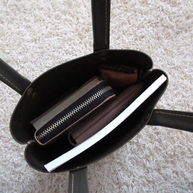 SALE開始～ 長めのハンドル♪《牛革》とっても持ちやすい♪ぷっくり三角マチ♪BOXミニトート・ダークグリーン・0590 | iichi 日々の暮らしを心地よくするハンドメイドやアンティークの ...