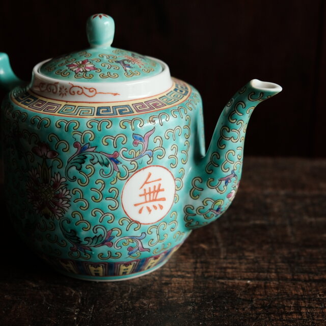 ビビット調のカラーで可愛い 萬寿無疆 中国景徳鎮 色絵急須 茶器 緑・グリーン チャイナレトロ b1 | iichi 日々の暮らしを心地よくするハンドメイドやアンティークのマーケットプレイス
