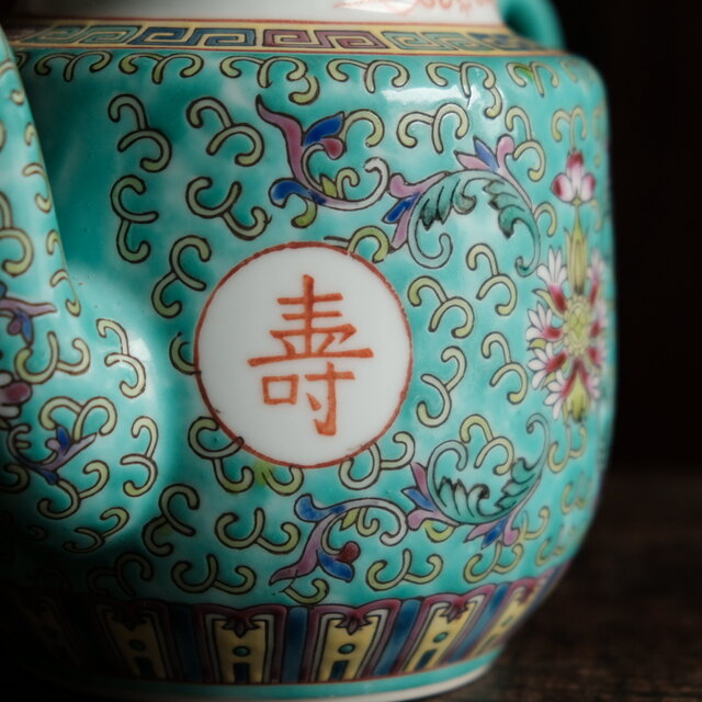 ビビット調のカラーで可愛い 萬寿無疆 中国景徳鎮 色絵急須 茶器 緑・グリーン チャイナレトロ b1 | iichi 日々の暮らしを心地よくするハンドメイドやアンティークのマーケットプレイス