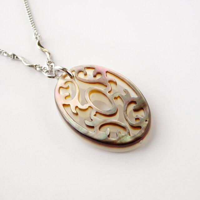 ブラックシェルのネックレス《N-301》 | iichi 日々の暮らしを心地よくするハンドメイドやアンティークのマーケットプレイス