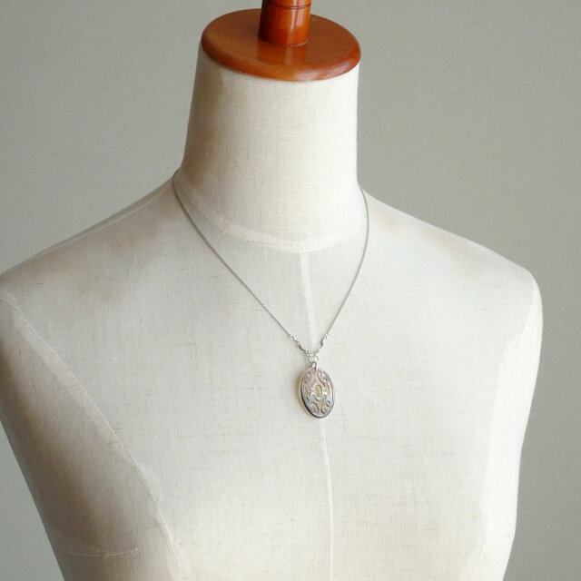 ブラックシェルのネックレス《N-301》 | iichi 日々の暮らしを心地よくするハンドメイドやアンティークのマーケットプレイス