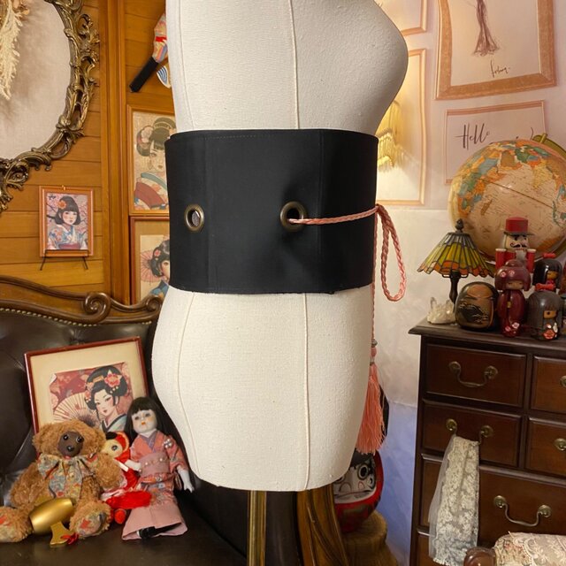 名古屋帯 リメイク サッシュベルト 飾り帯 和洋折衷 L〜LL対応 しっとり漆黒に桃と若草色を重ねたお花 ROB-130 | iichi 日々の暮らしを心地よくするハンドメイドやアンティークの ...