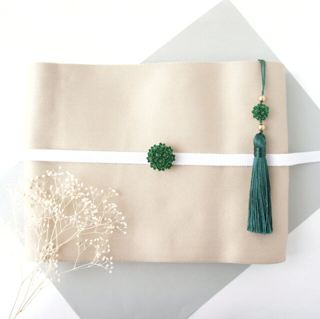 帯飾り 「 クラシックグリーン 」 タッセル 房付き つまみ細工 着物 緑 緑色 シンプル 根付 クリスマスプレゼント | iichi 日々の暮らしを心地よくするハンドメイドやアンティークの ...